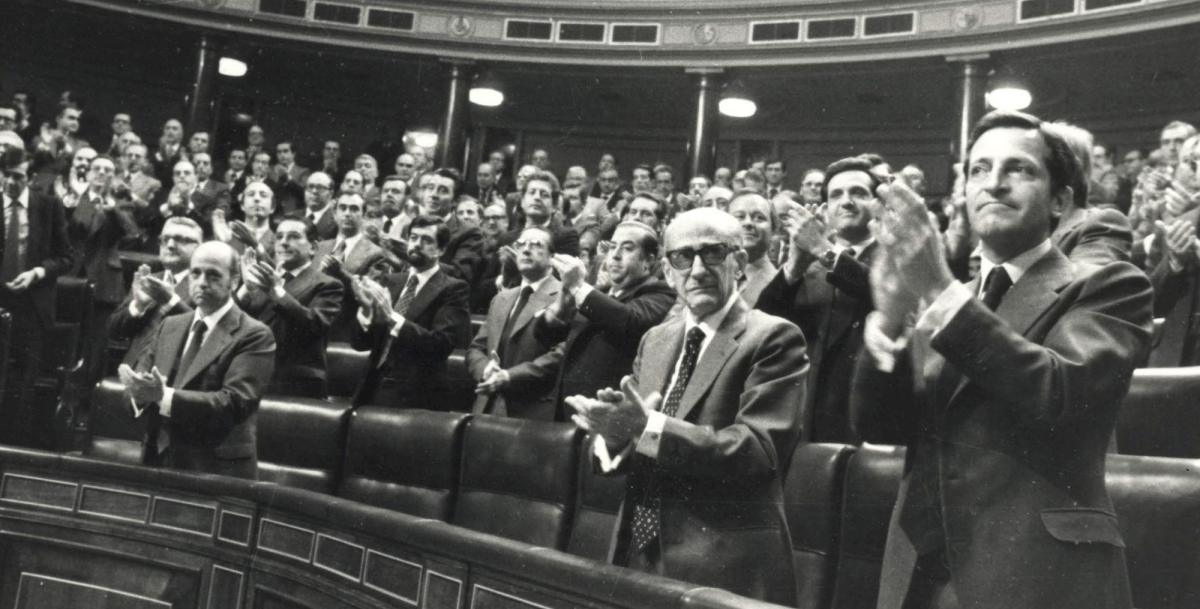 La transición de un régimen autoritario a un régimen constitucional ...