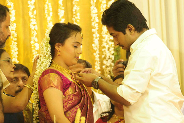 Vineeth Sreenivasan and Divya Married | Actress Hot Photos Collection