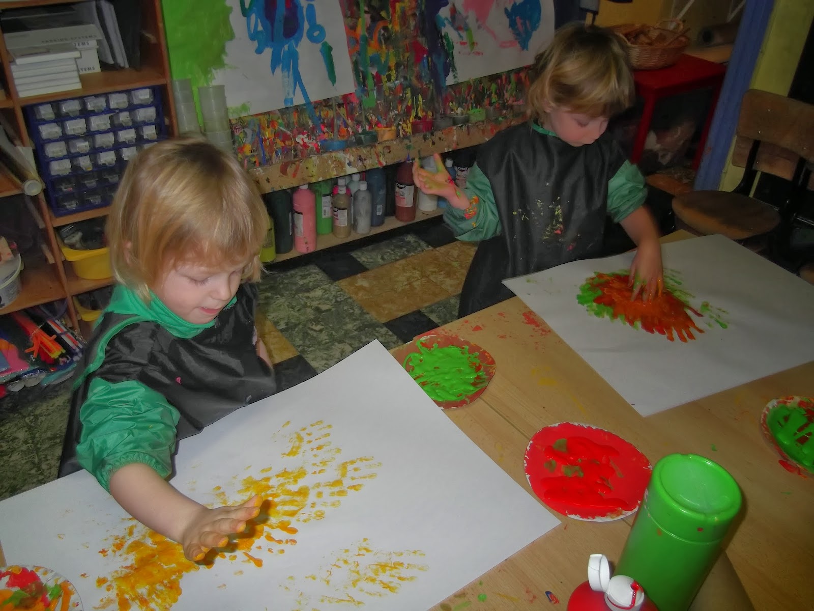 Mariaschool: stempelen met de handen in de verf bij juf. Nele (peuter ...