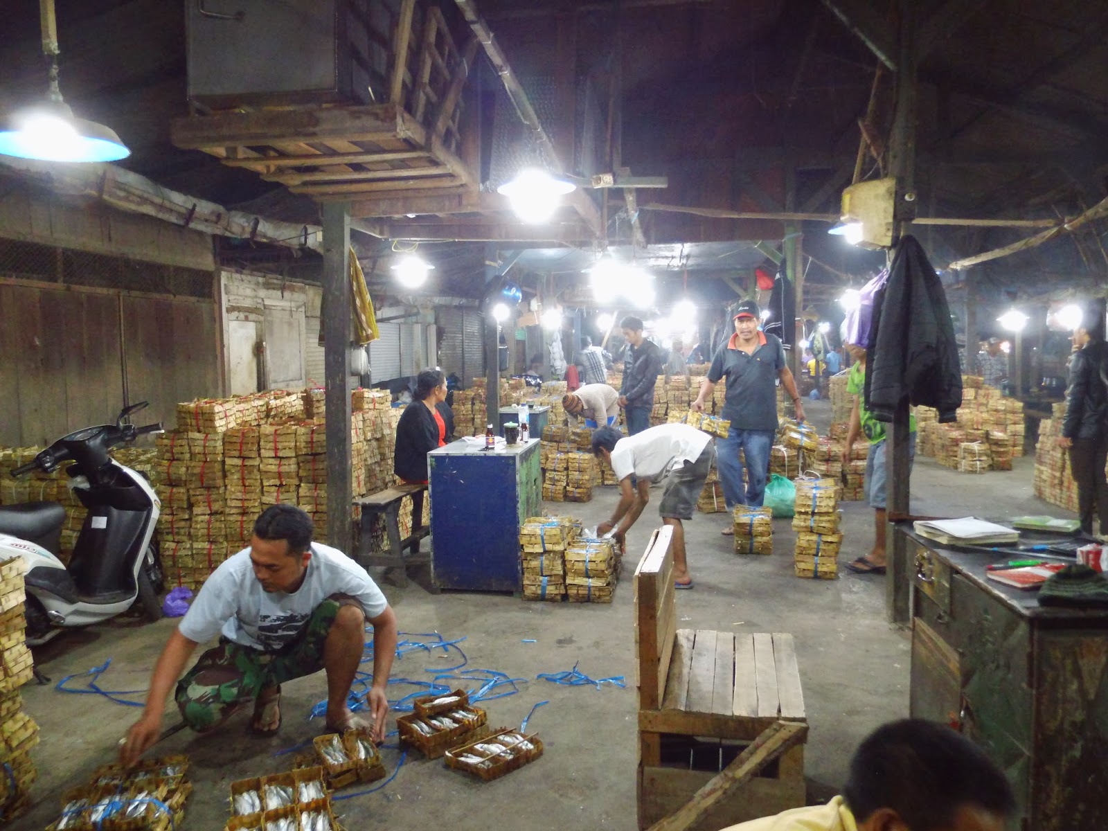PAGUYUBAN PEDAGANG PASAR INDUK GADANG: SUASANA PUSAT DISTRIBUSI DAN ...