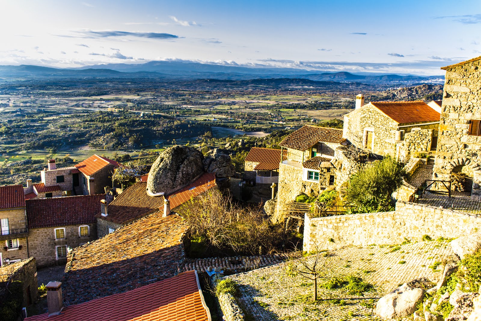 Visitar Monsanto y su castillo templario y perderse entre sus rocas ...