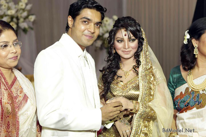 Model Glamour: Bangladeshi Model Sadia Jahan Prova Engagement