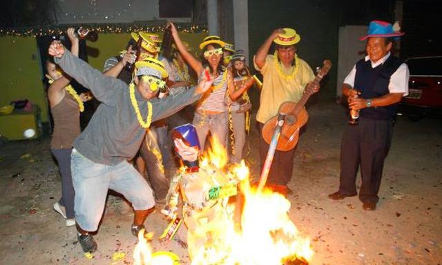 Tolú for foreigners: The burning doll: a tradition which resists to die.