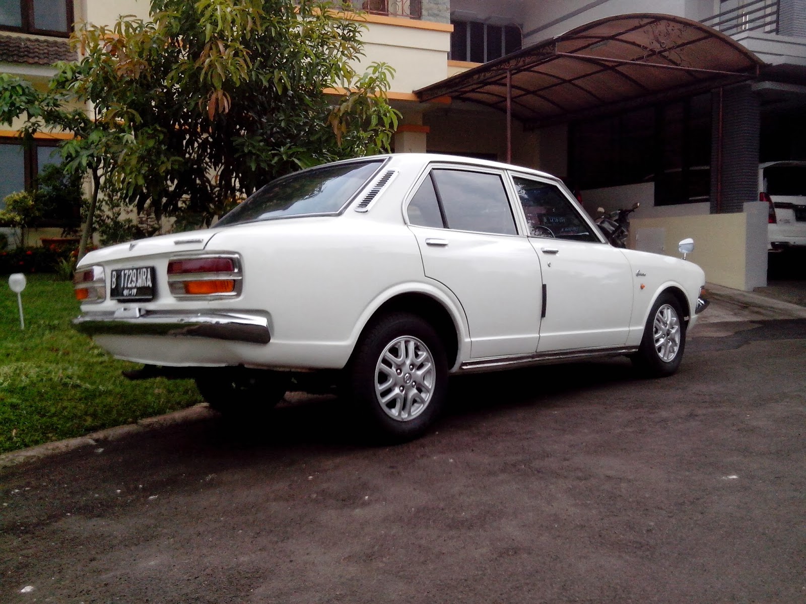 Bangun Toyota Corona Deluxe RT80 tahun 1970 Antik dan Klasik