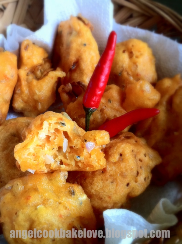 Cook.Bake.Love: Mum’s Cucur Ikan Bilis (Anchovies Fritters) 妈妈的炸江鱼仔饼