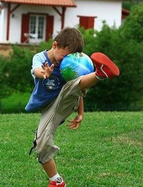 Funny Photo Images: Oops Revengeful Funny Kick