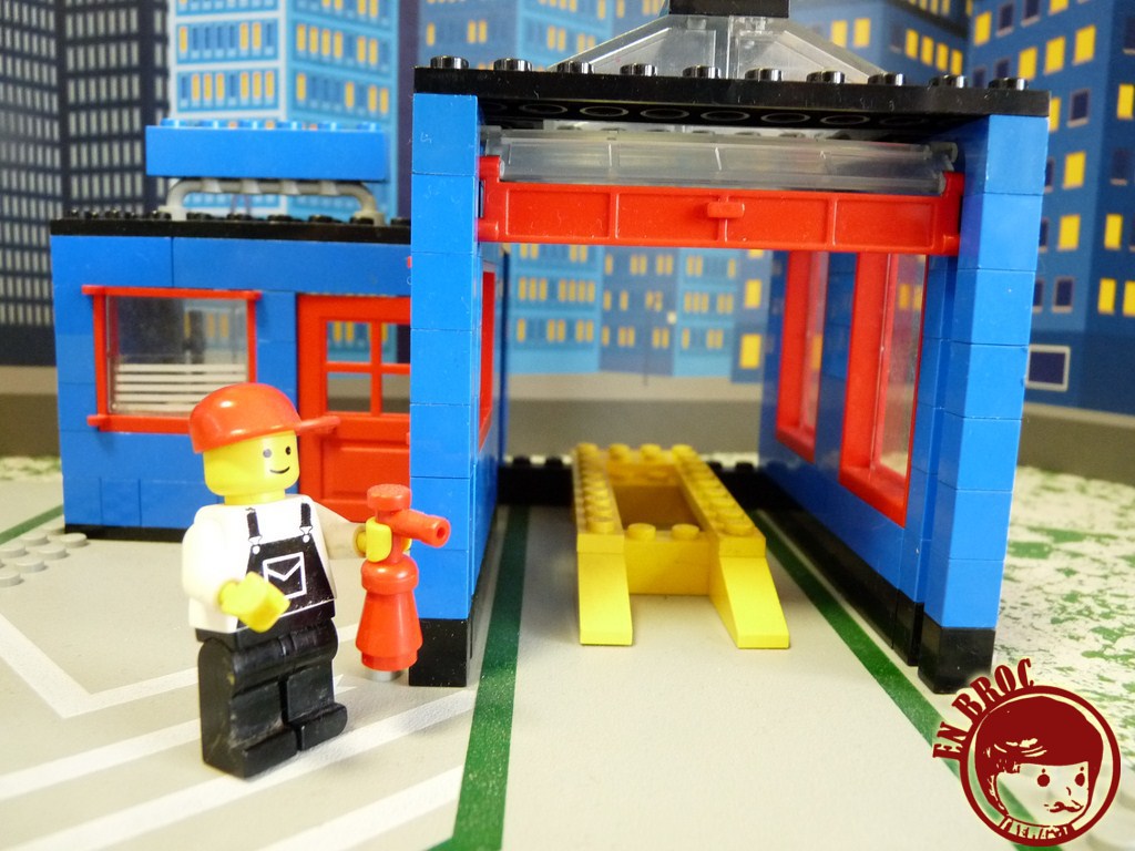 en-broc: Lego 1966 : Car repair shop, 1985