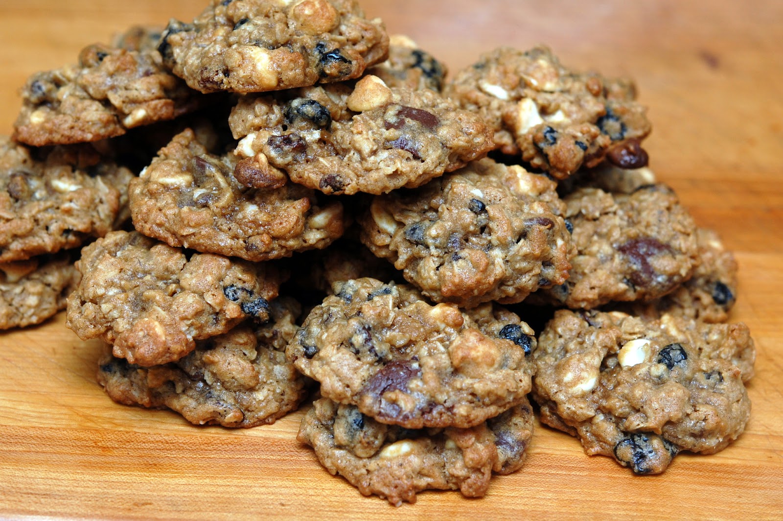 FULLY LOADED OATMEAL RAISIN COOKIES - Hugs and Cookies XOXO