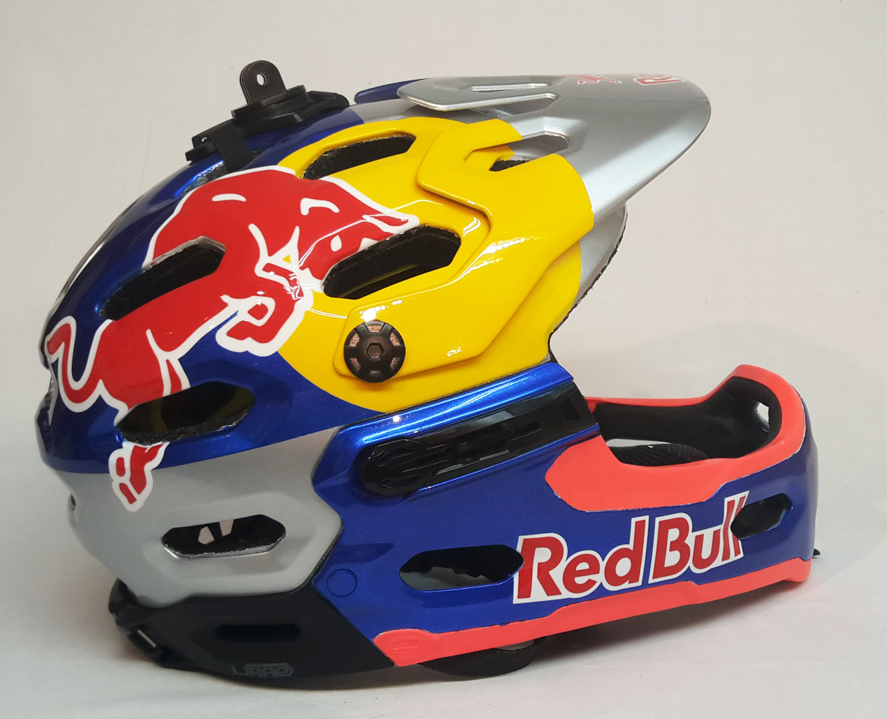AEROGRAFIE Mau Design: Red Bull Helmet Bike