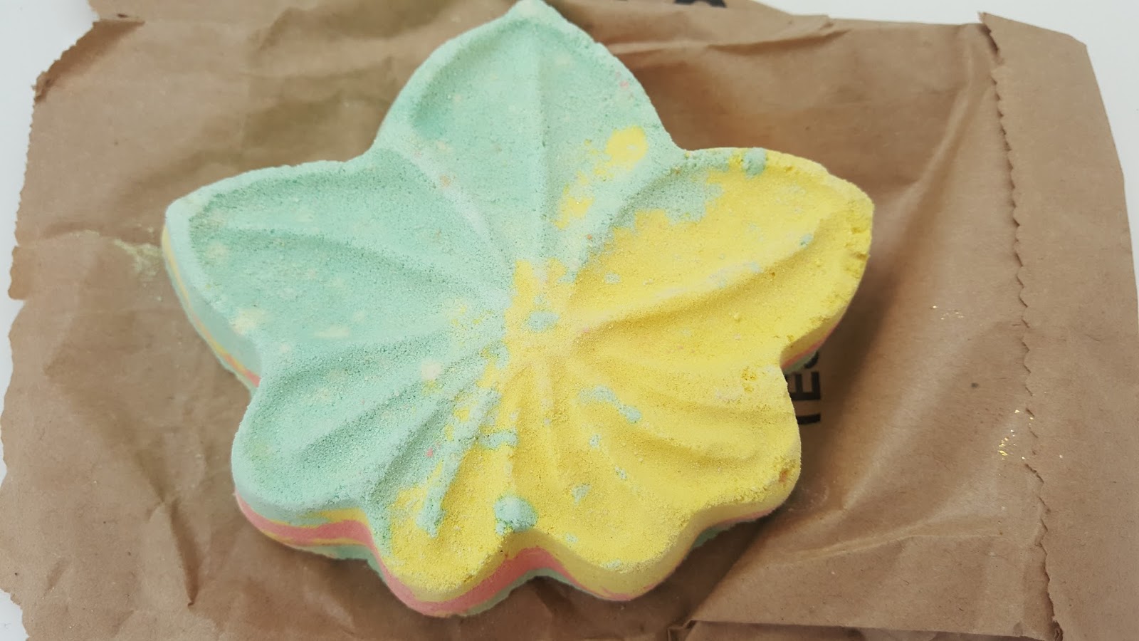 Autumn Leaf Bath Bomb - Fall in Love | The Lush Box
