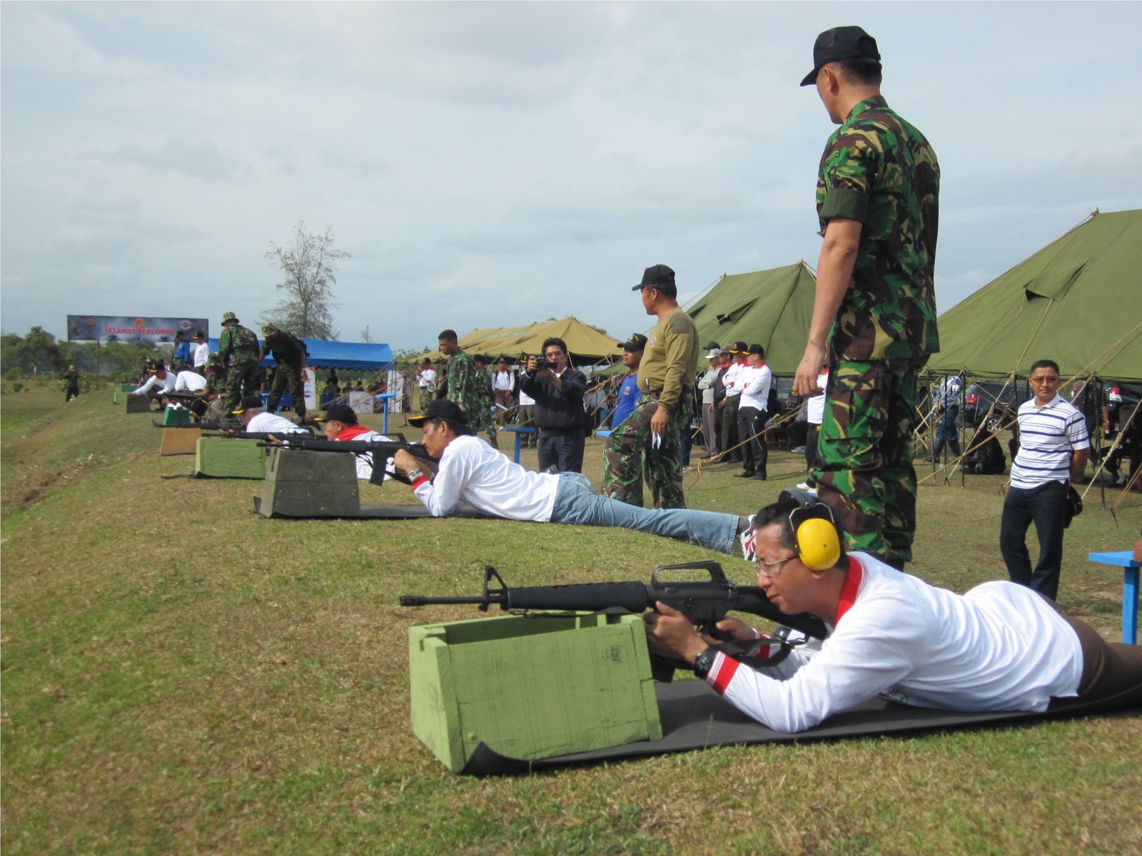Lanal Bengkulu: DALAM RANGKA HUT TNI KE-66 DIGELAR LOMBA MENEMBAK EKSEKUTIF