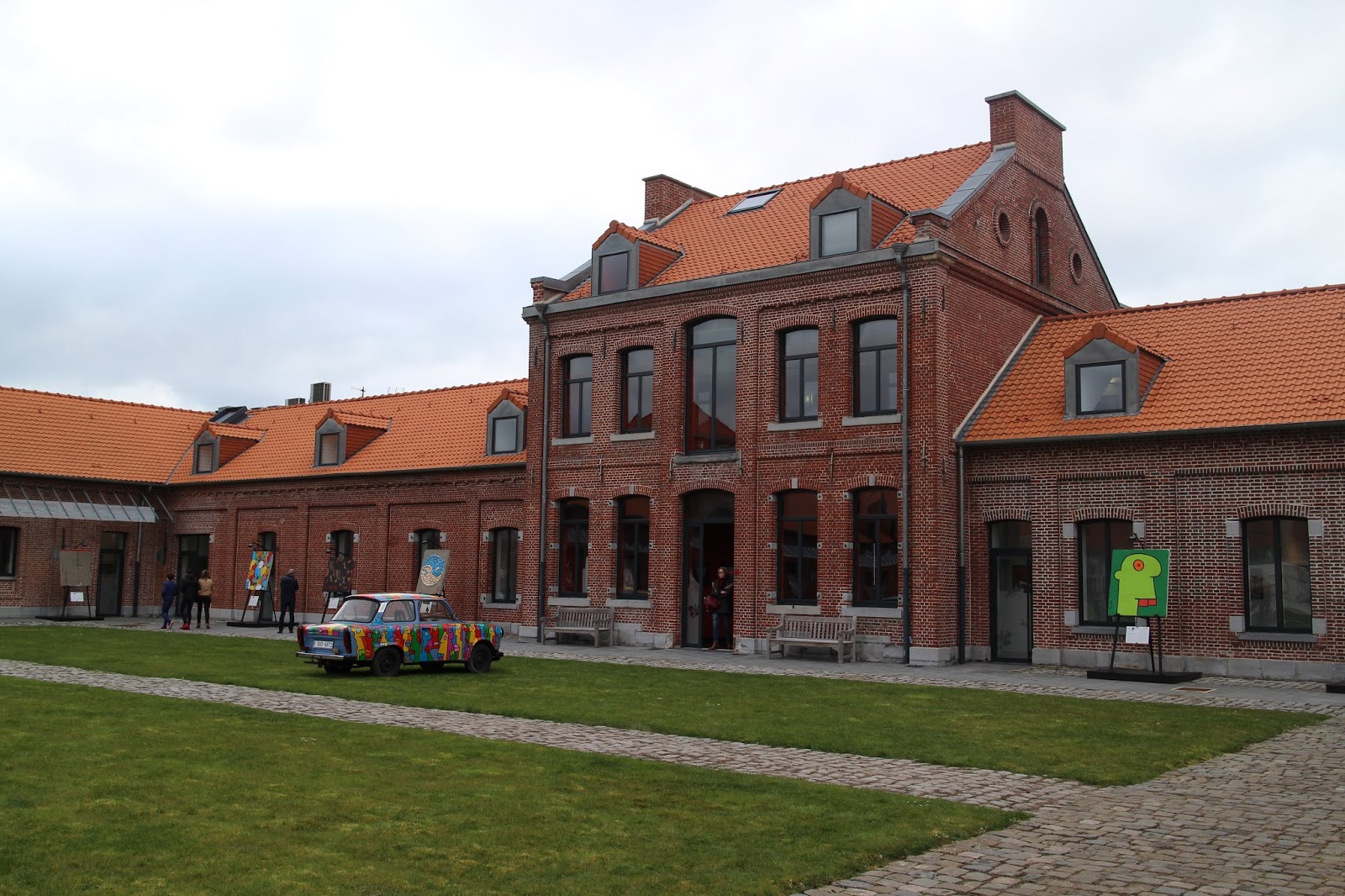 Domaine de Luchin featuring Mur de Berlin | Rionmaë