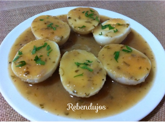 Huevos cocidos en salsa verde