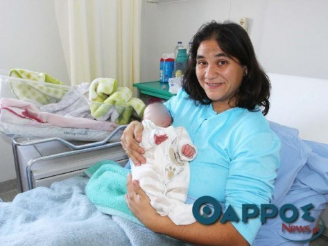 ΒΡΕΘΗΚΕ ΣΤΗ ΘΕΣΗ ΤΟΥ ΟΔΗΓΟΥ ΜΕ ΤΑ ΧΕΡΙΑ ΣΤΑΥΡΩΜΕΝΑ Η 35ΧΡΟΝΗ ΜΗΤΕΡΑ ...