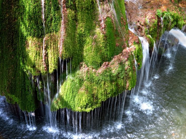 Hidden and little known places: Dazzling waterfall in Romania,Izvorul Bigăr