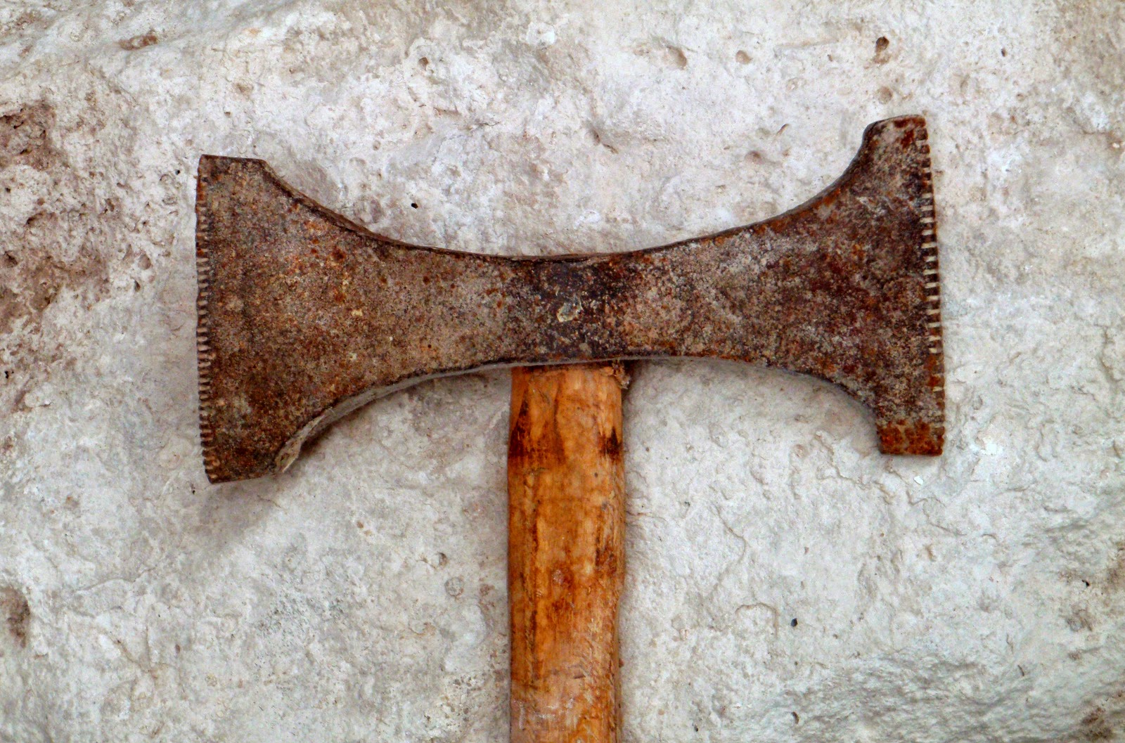 bajo el alpendre: Un posible testimonio precoz del uso del trinchante