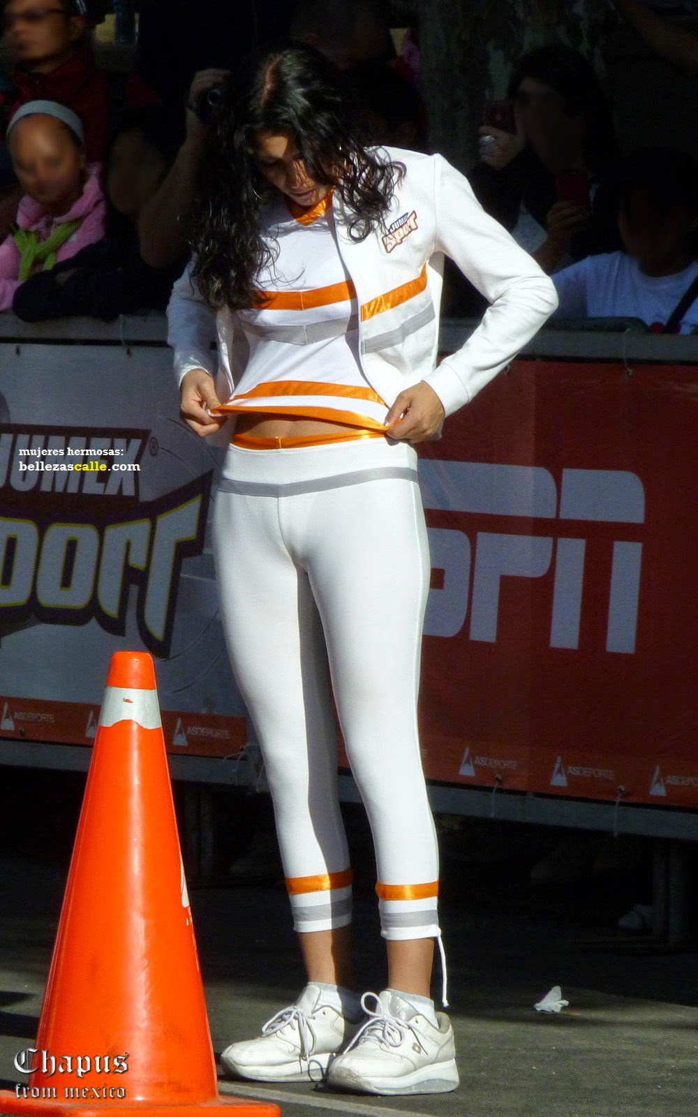 Edecanes y mujeres hermosas en calzas leggins.: Modelo se le marca todo