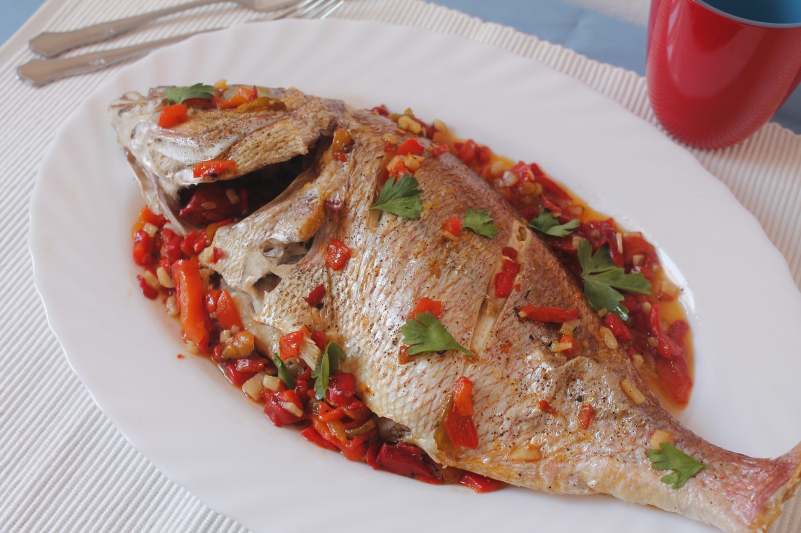 Breca al horno con pimientos asados ~ Con sabor a huerto