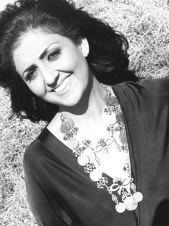 Mehrangez smart Afghan singer Latest Pictures in Traditional Dress ...