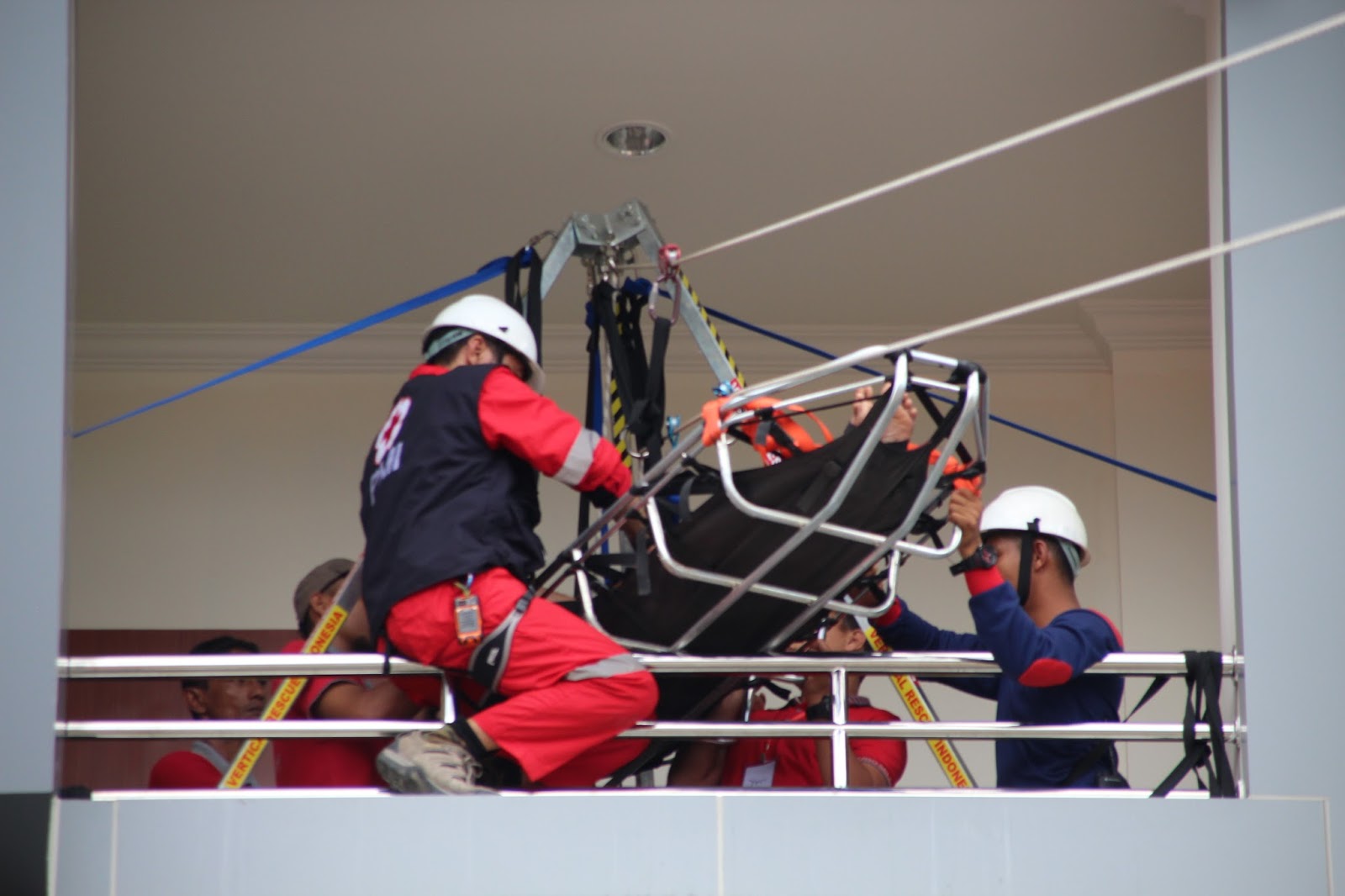 PMI KOTA BUKITTINGGI: Teknik Penyelamatan Vertical Rescue