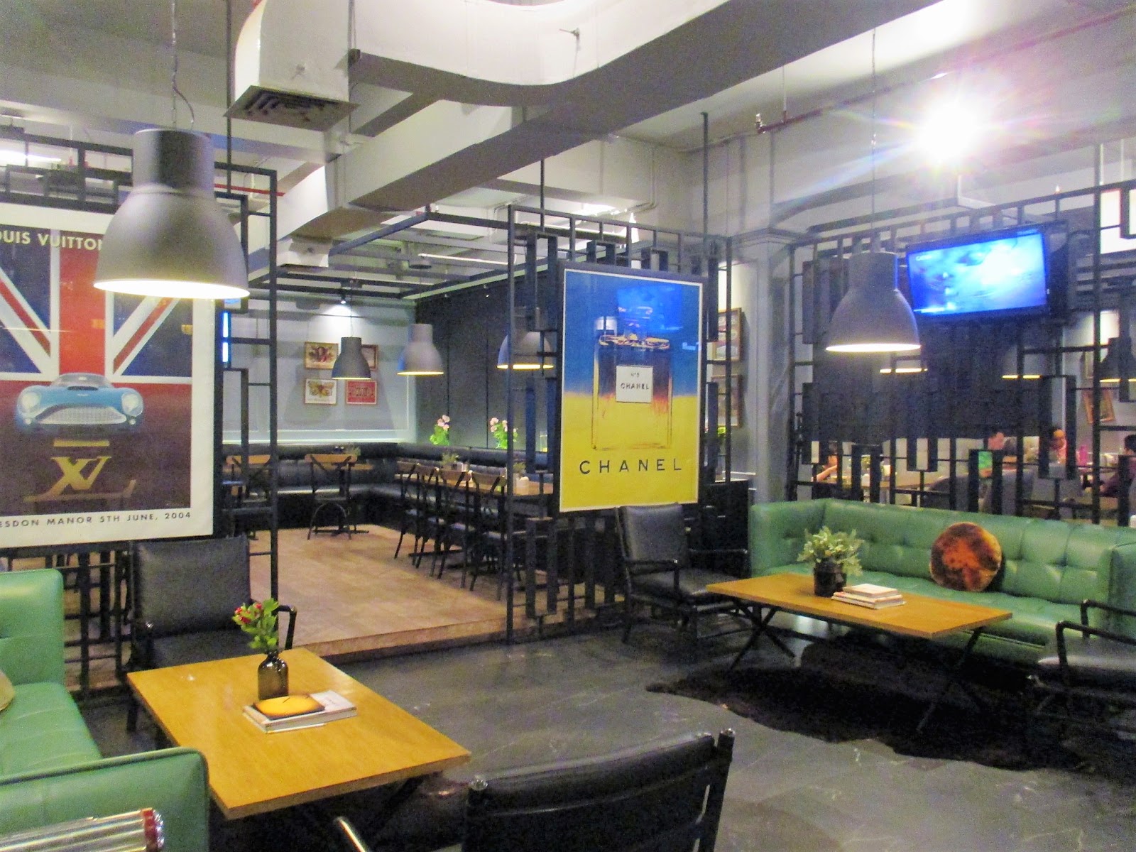 Maple Hotel & Warung Big Buddy yang Super Cozy di Grogol