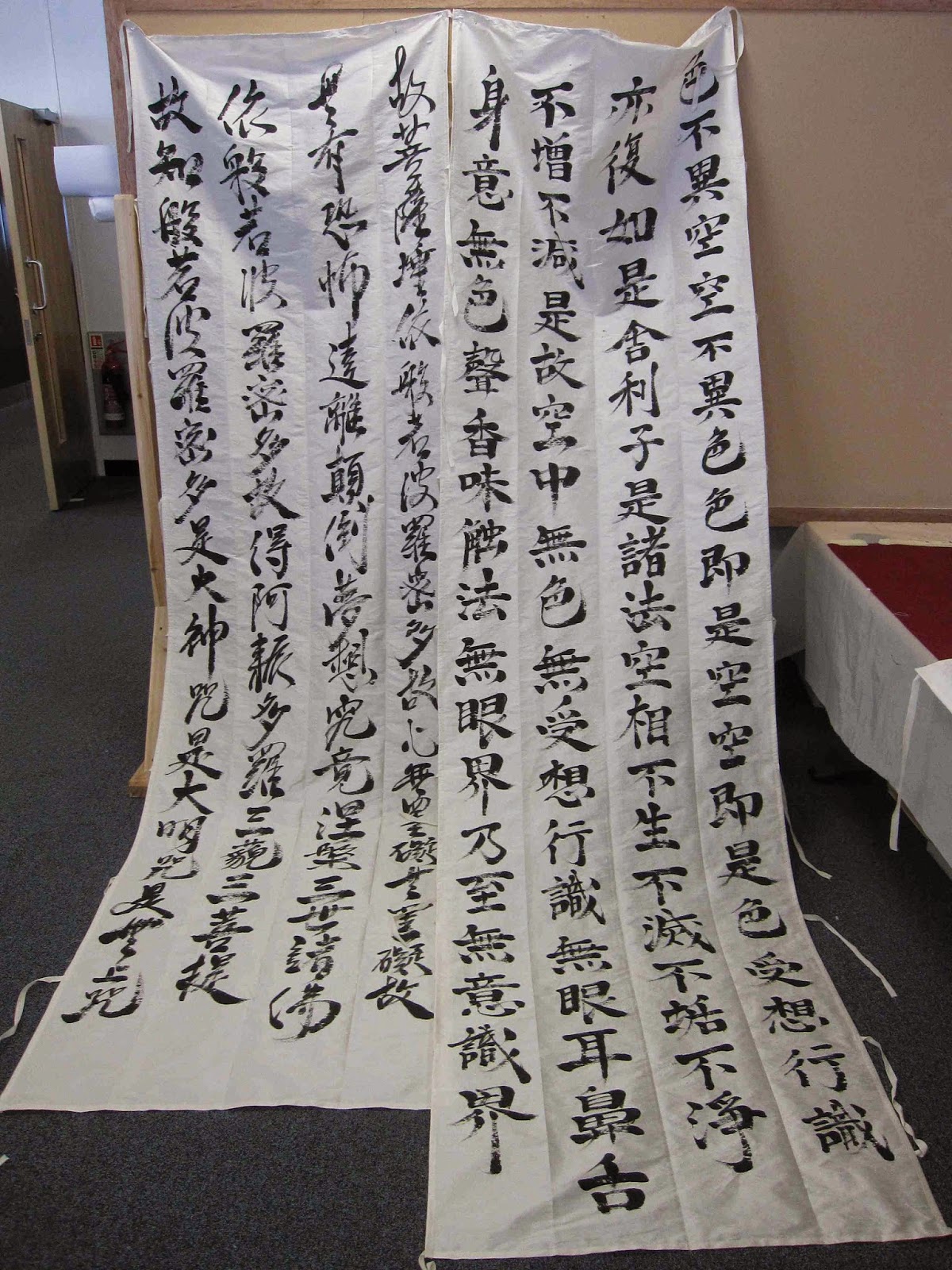 47 calligraphy: Silks to cover the pillars