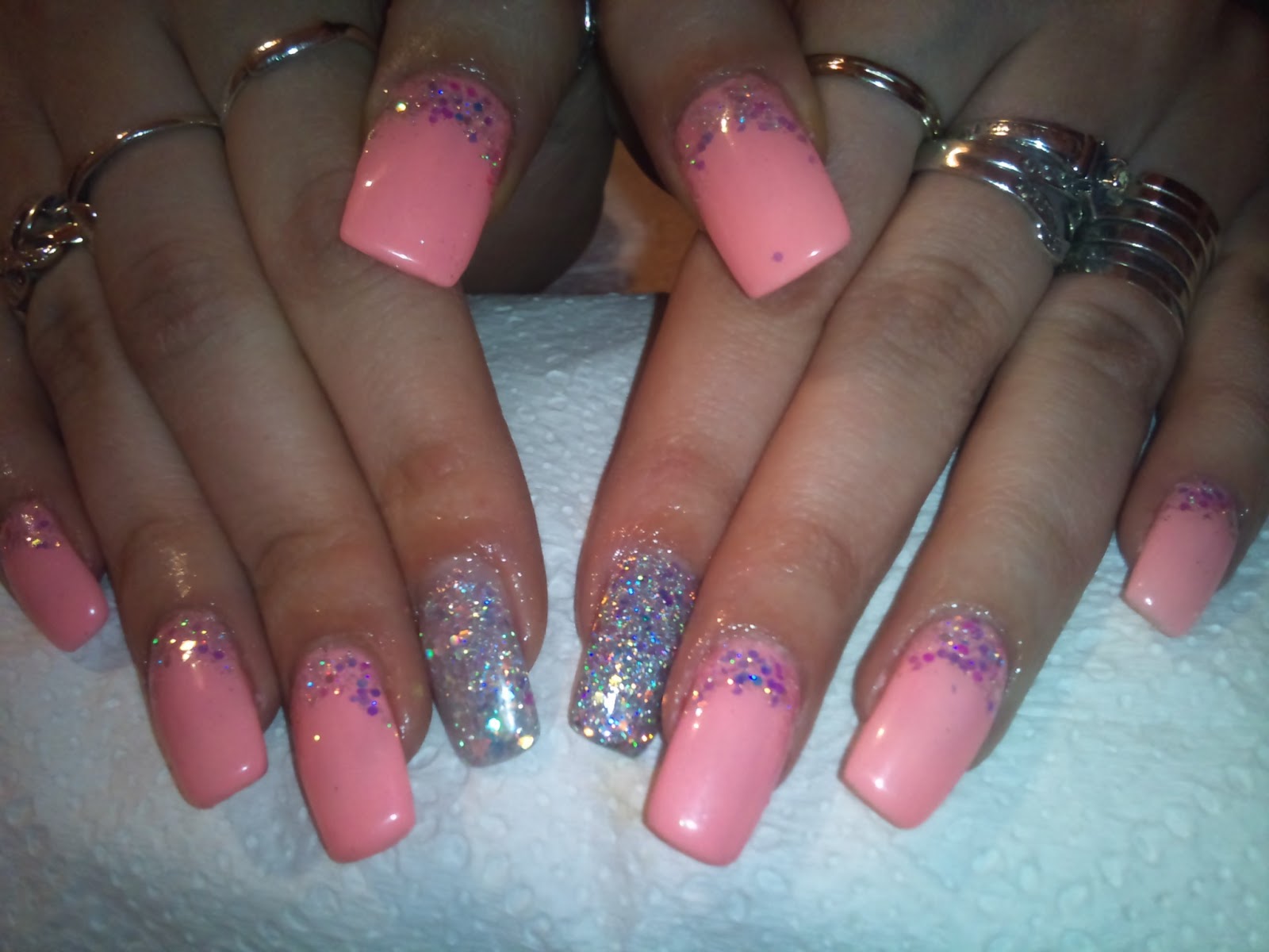 Nadogradnja Noktiju: nadogradnja,gel u boji i sljokice