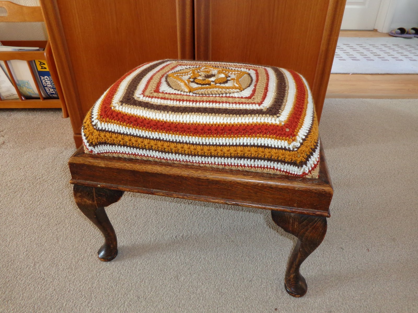 Dianashappyroom.blogspot.com: Crochet stool