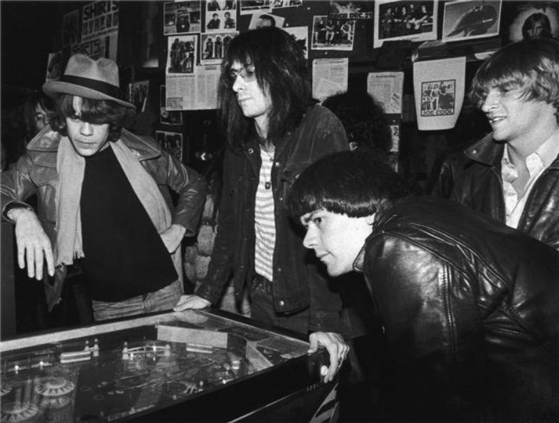 20 Candid Vintage Photographs of Rock Stars Playing Pinball ~ Vintage ...