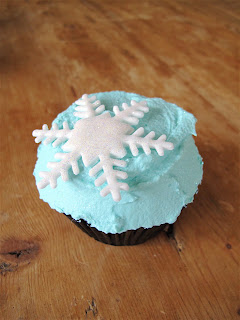 Spongedrop: Snowflake Cupcakes with Minty Frosting