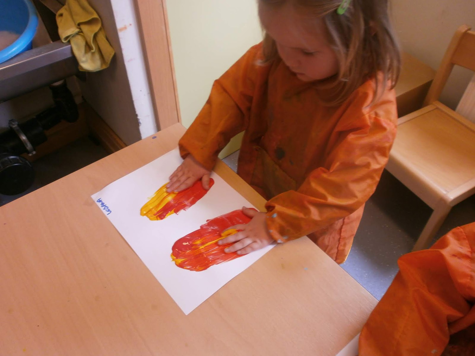 Juf Priscilla: we maken vuur met onze handen en verf