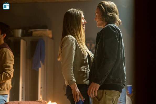 COLONY - Una gabbia dorata, ma non tanto brillante... | Lost In A ...