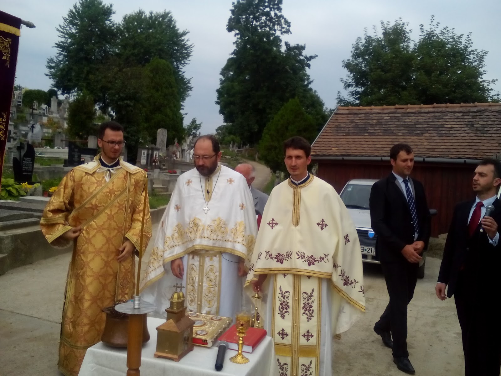 FOTO: Hramul Bisericii "Sfinții Apostoli Petru și Pavel" din Cimitirul ...