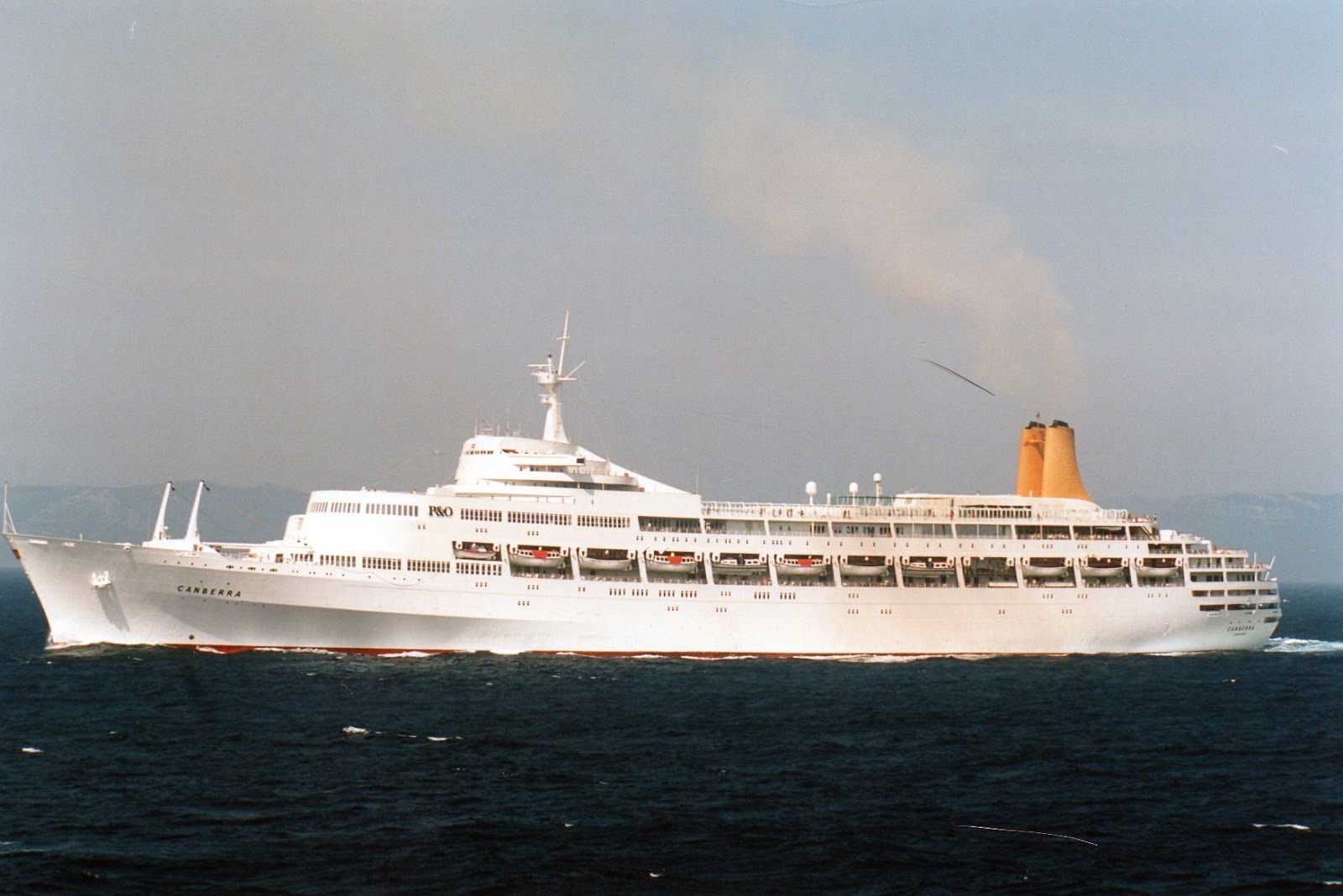 SHIPS & THE SEA - BLOGUE dos NAVIOS e do MAR: CANBERRA underway at sea