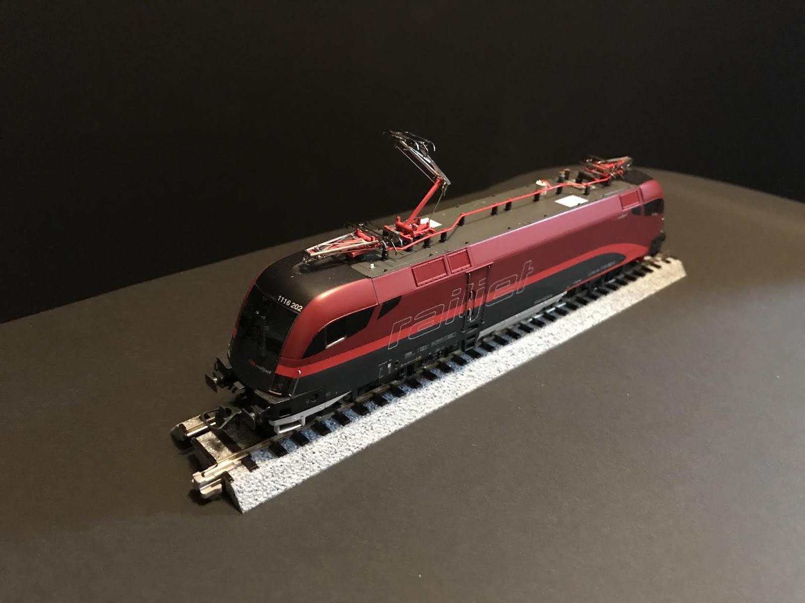 欧州鉄道模型とDCC 始めます！: TRIX BR08 1001号機 ROCO rh1116 railjet入線