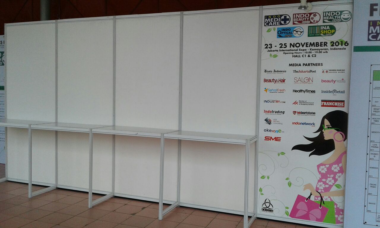 PEMASANGAN MEJA DISPLAY R8 DI JIEXPO JAKARTA - Jual dan Sewa partisi ...
