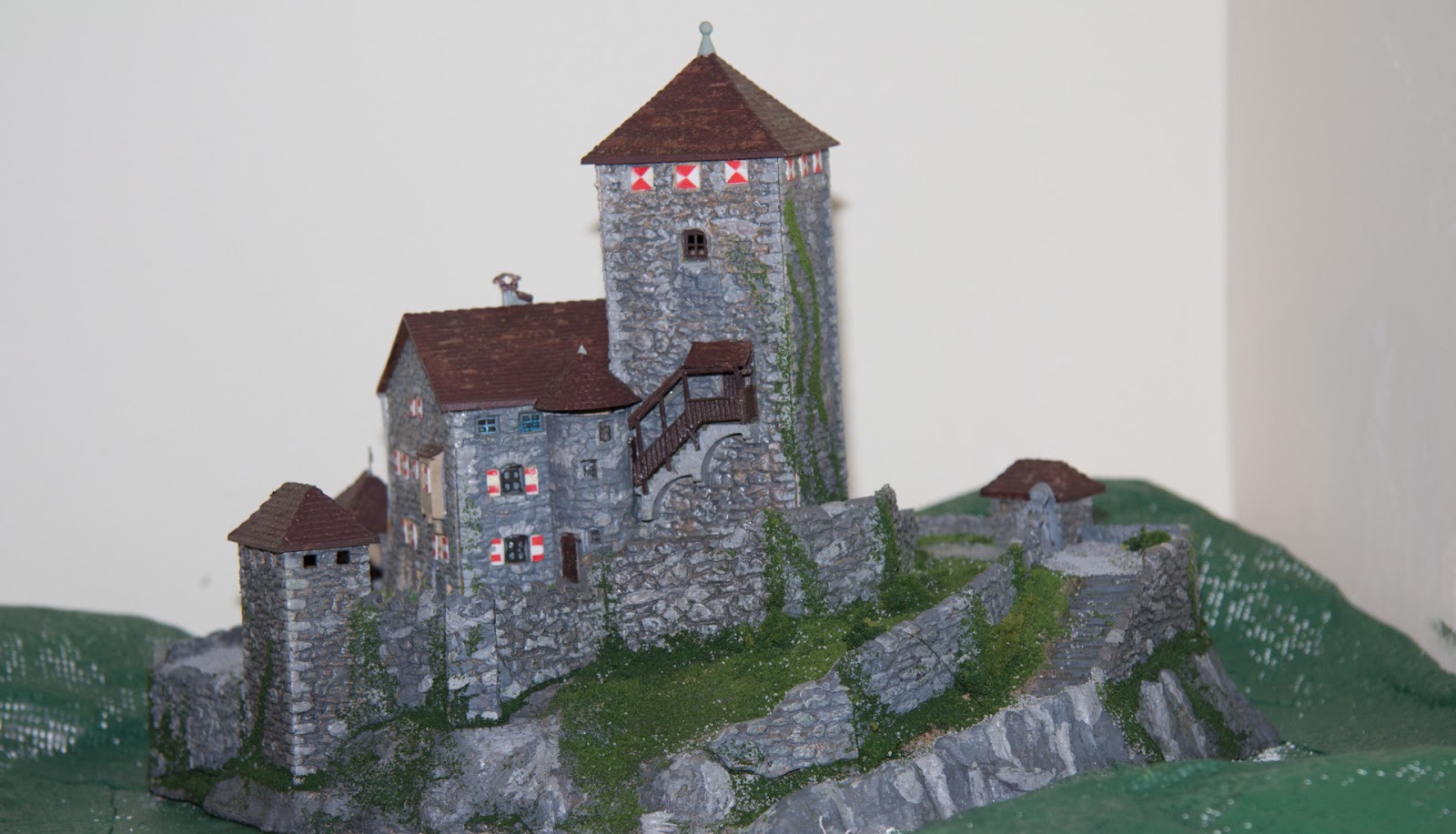 Jaggy-Bahn Blog: New Structures: Rebuilding a used castle!