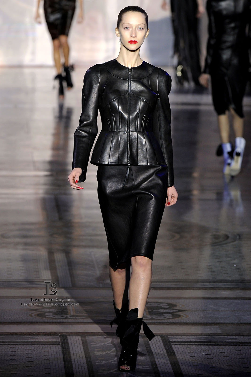 Leather style, latex couture, vinyl fashion: designers, photographers ...