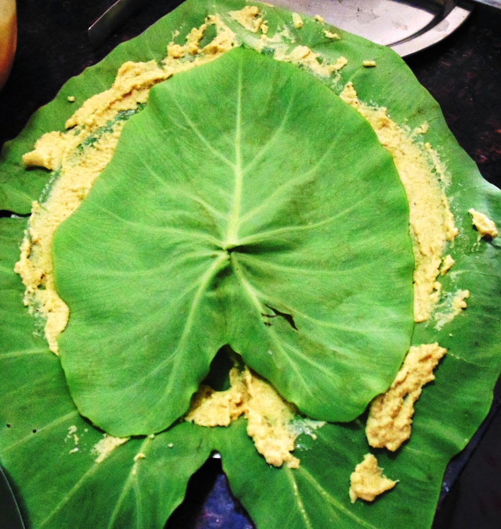 Pujita Cookeries: Arvi ke Patte ke Pakode [Colocasia Leaves Fritter ]