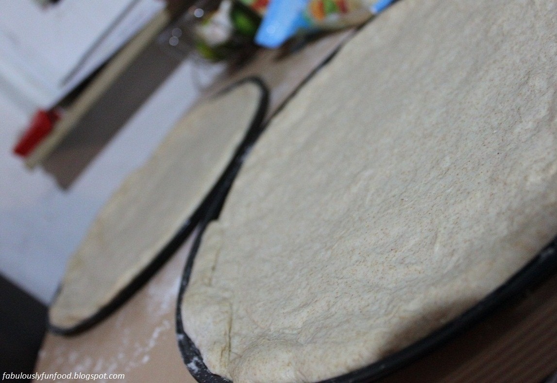 Fabulously Fun Food: Double Take: Food o' del Mundo's Perfect Pizza Crust