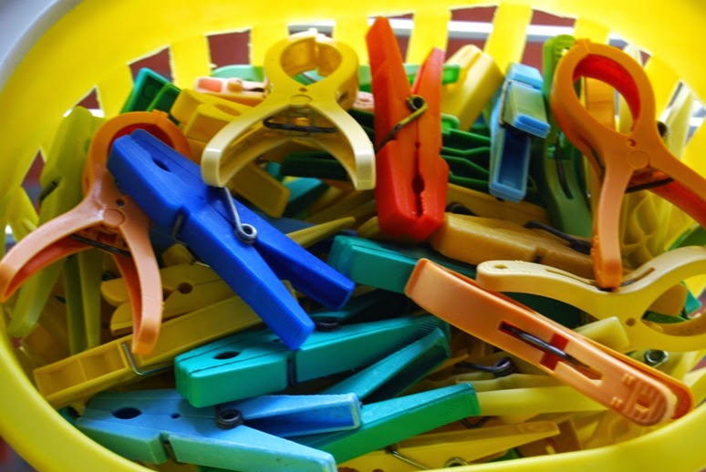 Flores, Cores e Amores: Tema colorido do dia - Molas da roupa