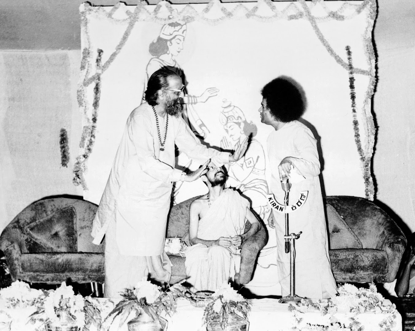 Sathya Sai with Students: When Swami Chinmayananda called on Sri Sathya ...