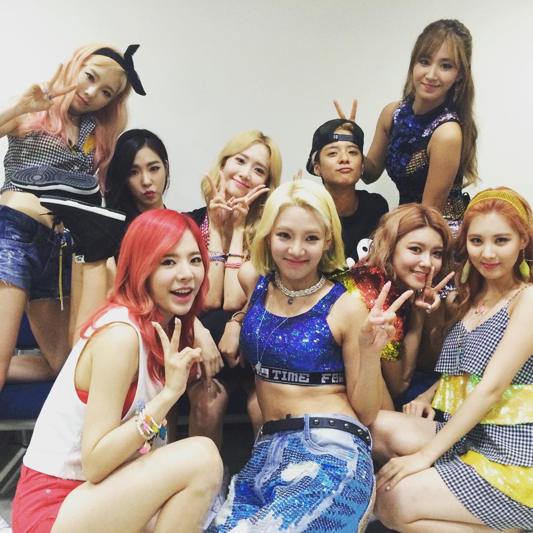 SNSD snapped group photos with f(x)'s Amber - Wonderful Generation