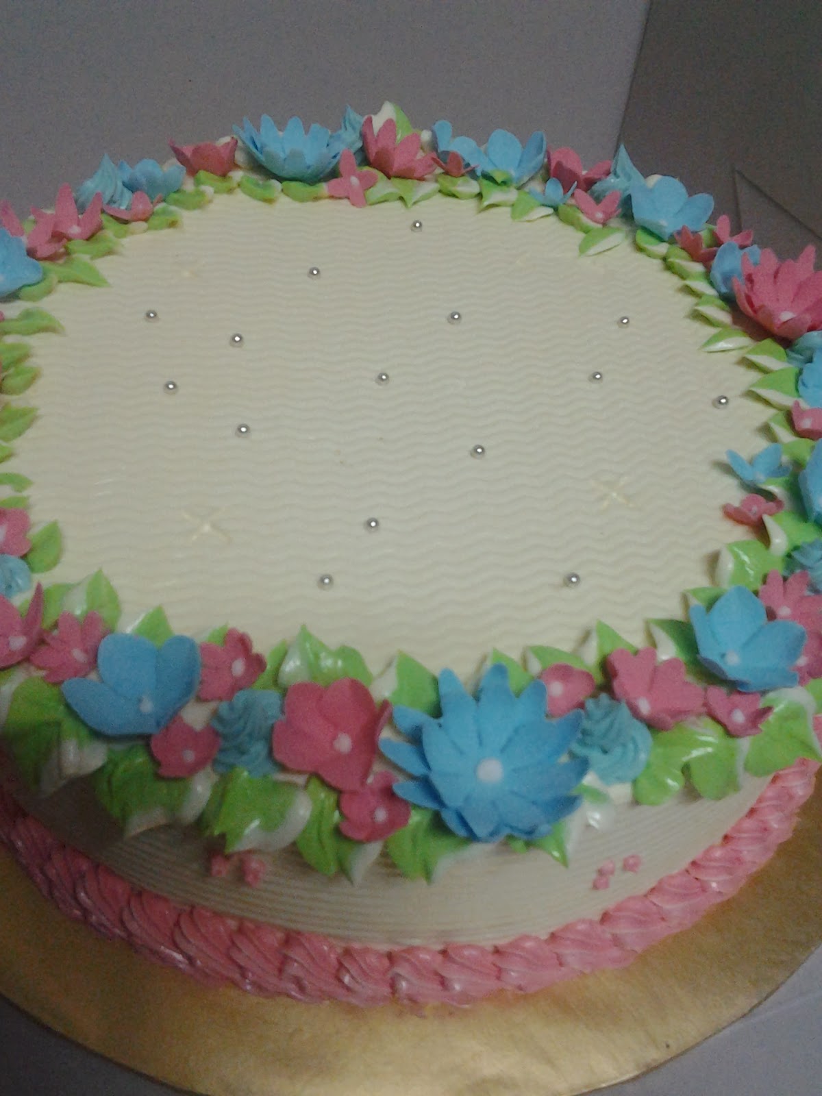SelagiAdaGula: buttercream bunga fondant......biru , merah
