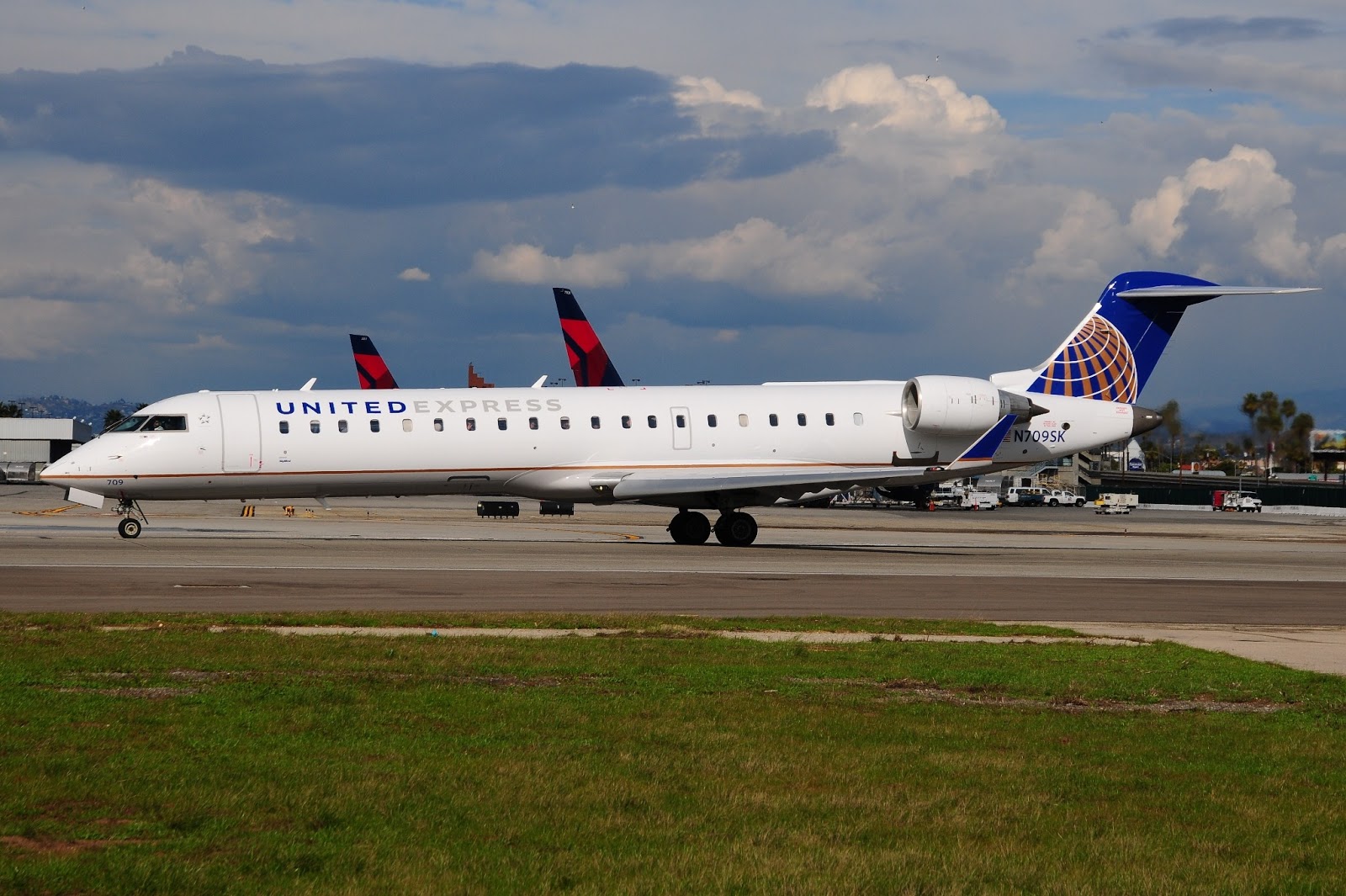 Flyingphotos Magazine News: UNITED EXPRESS - CRJ900, N709SK