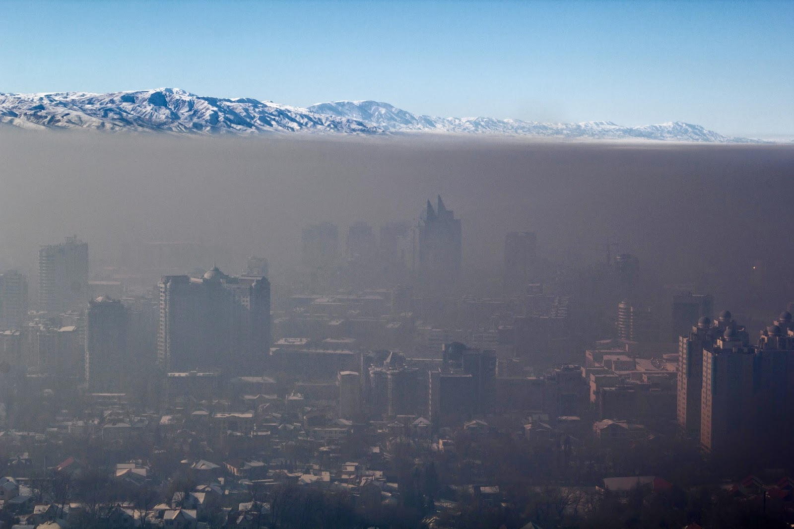 An inversion layer trapping smog in a choked Los Angeles : r/pics
