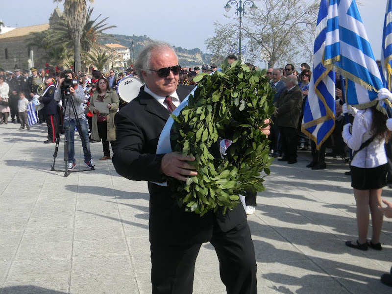 ZantePolClub: ΖΑΚΥΝΘΟΣ:ΚΑΤΑΘΕΣΗ ΣΤΕΦΑΝΩΝ ΕΠΙΣΗΜΩΝ ΣΤΟ ΜΝΗΜΕΙΟ ΗΡΩΩΝ ΦΩΤΟ