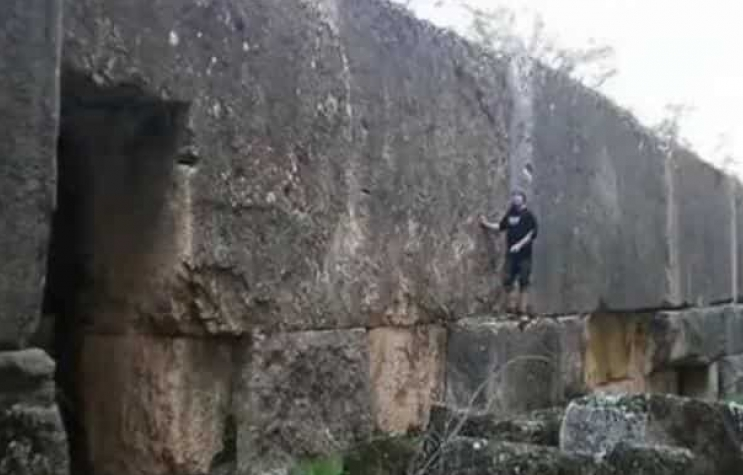 Τεράστιες πέτρες στην Ρωσία ~ ΣΚΟΤΕΙΝΟ ΠΡΟΣΩΠΟ