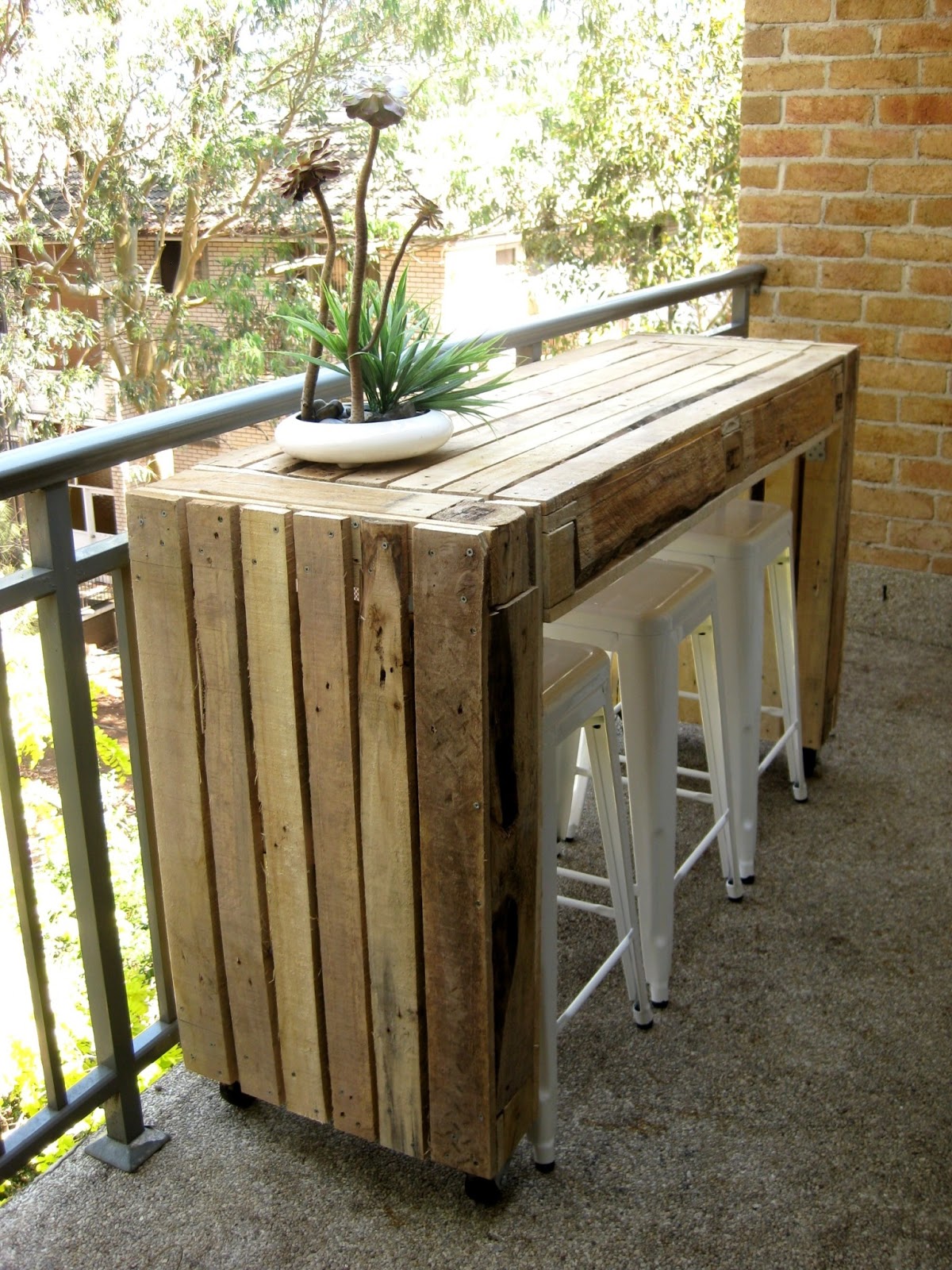Custom balcony table made of pallets | Ecocentric