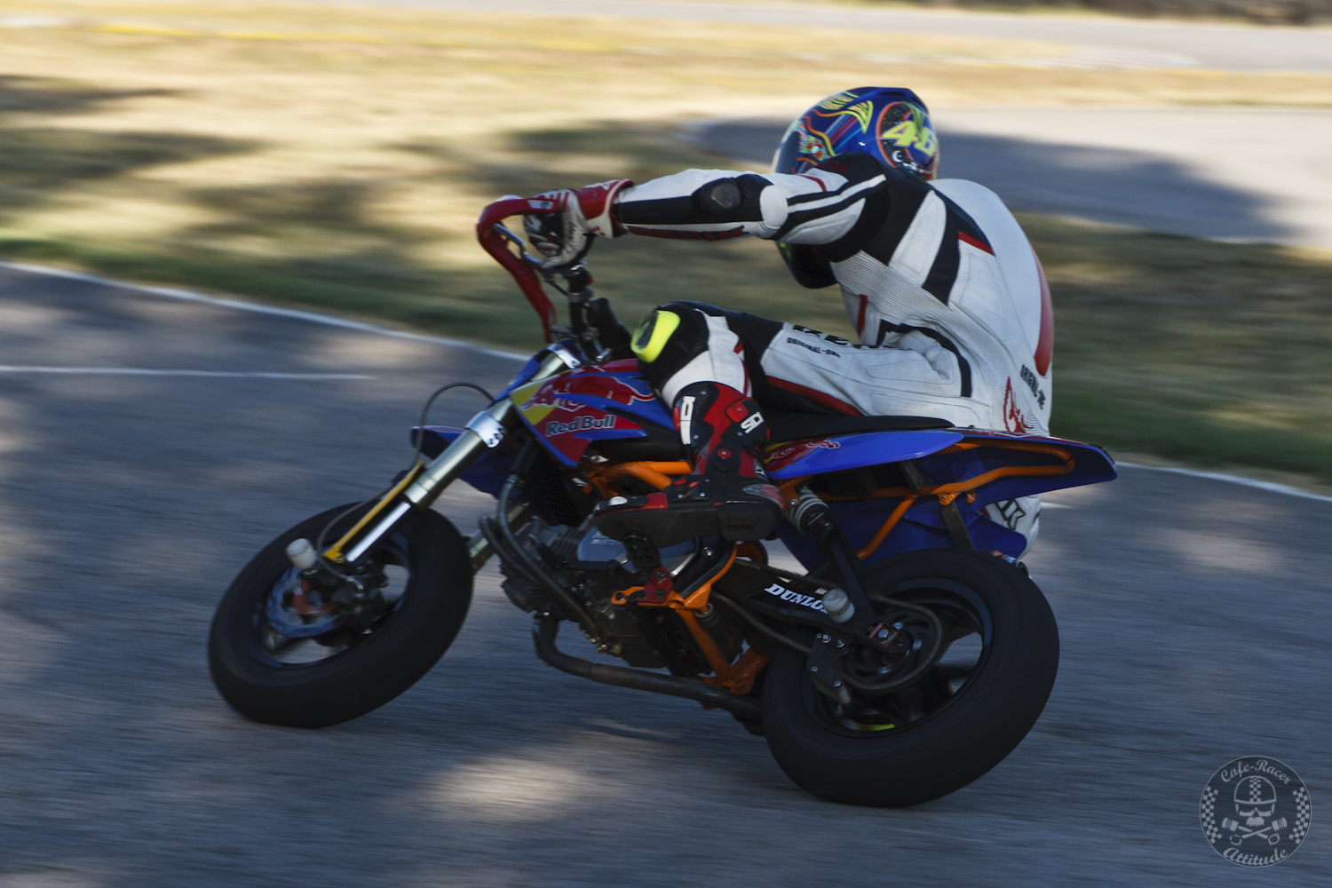 Cafe Racer Attitude: Pit Bike en circuito